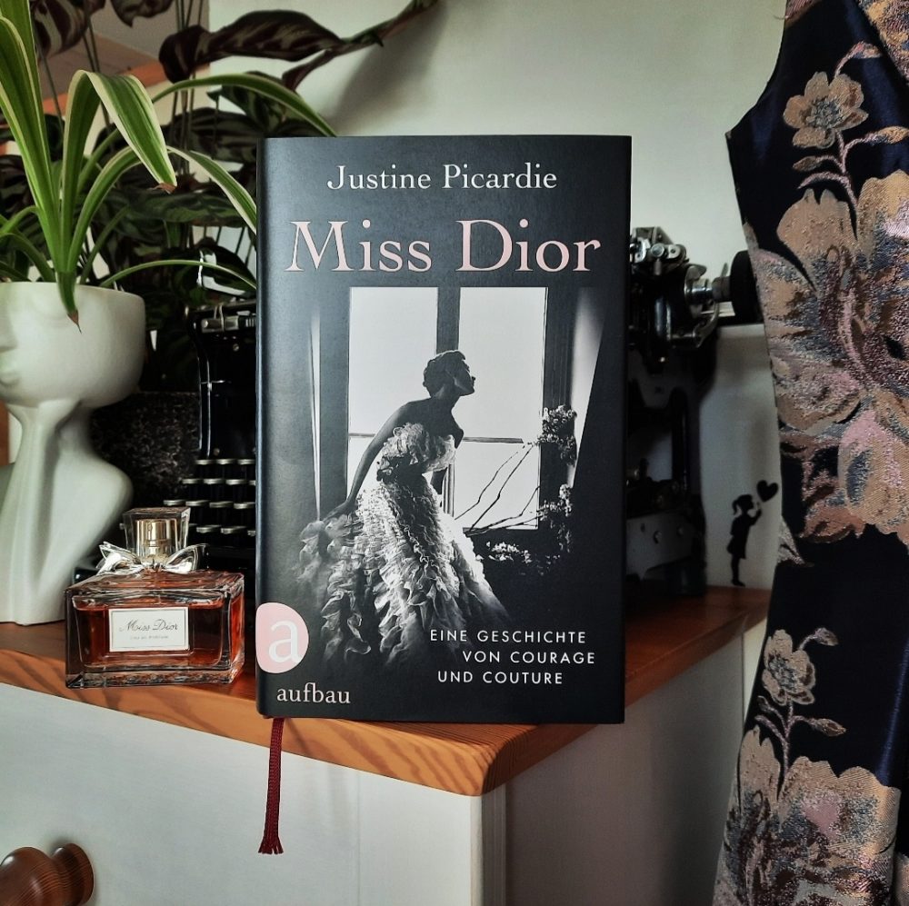 Miss Dior | Justine Picardie - Lesendes Federvieh